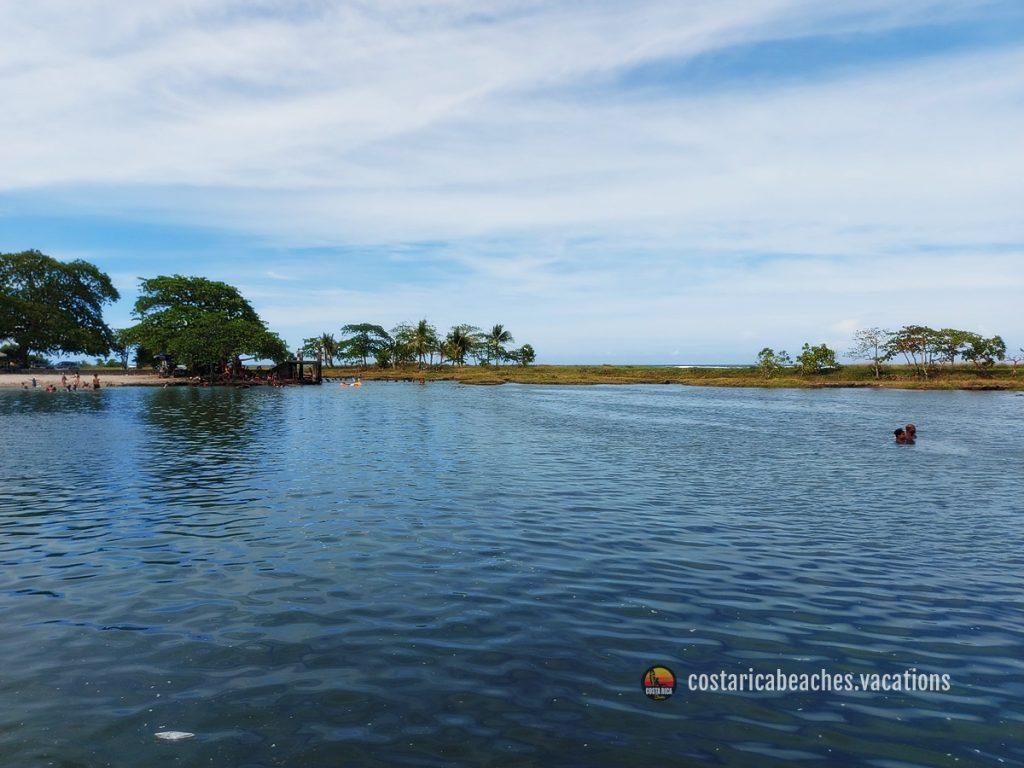 Playa Piuta en Limón, Costa Rica, pequeña pero entretenida